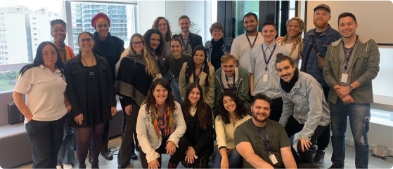 Pessoas sorrindo de frente para camera
